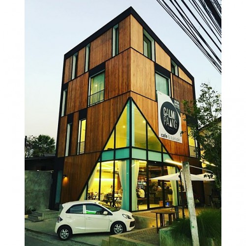 Pretty cool little building I stumbled across in Chiang Mai...I like ...